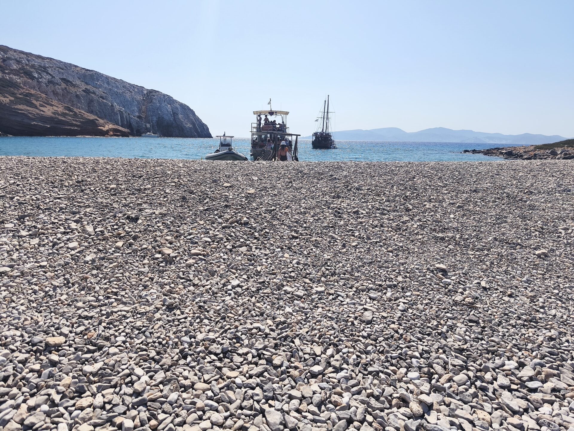 Θεσσαλονικιός εγκαινιάζει beach bar σε βραχονησίδα, ζει μόνος και… το ...