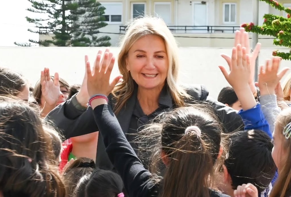 Το λευκό κοστούμι: Από τη Μαρέβα Μητσοτάκη έως τις γυναίκες-σύμβολα που ...