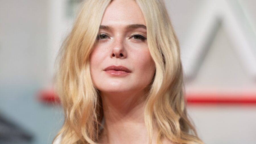 Elle Fanning: Με pixie σε jet black και εντυπωσιακό μακιγιάζ στην πιο ...