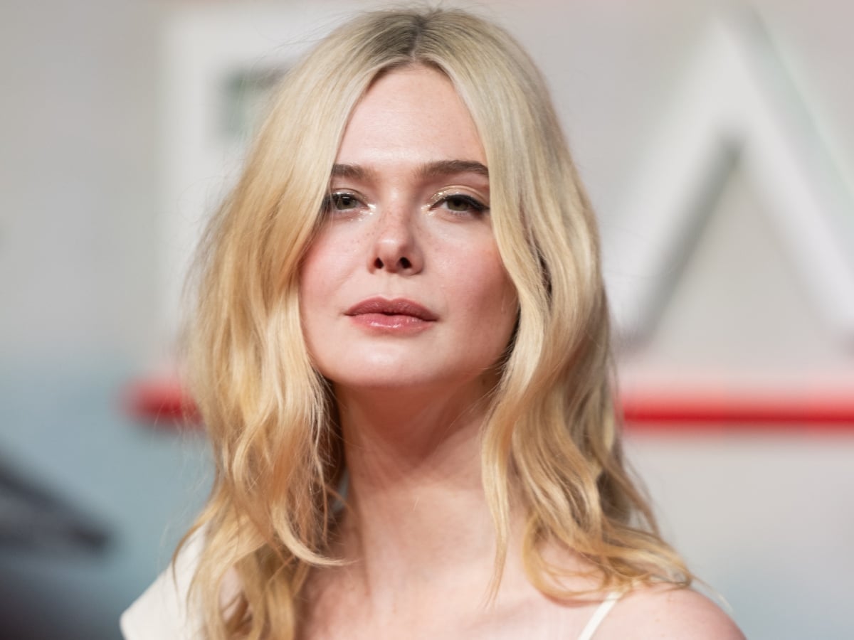 Elle Fanning: Με pixie σε jet black και εντυπωσιακό μακιγιάζ στην πιο ...
