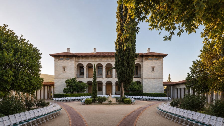 Hautes Grecians στη Villa Ilissia: Ένα catwalk στην πιο μαγευτική αυλή ...